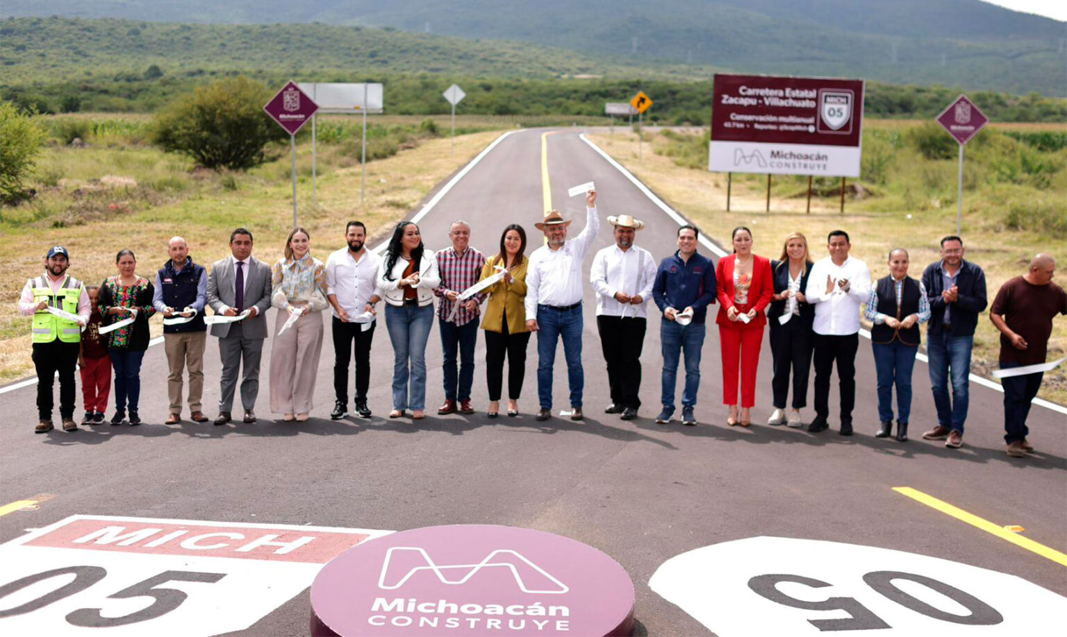 ¡Caminos De Michoacán! Gober Bedolla Inaugura Carretera Rehabilitada ...