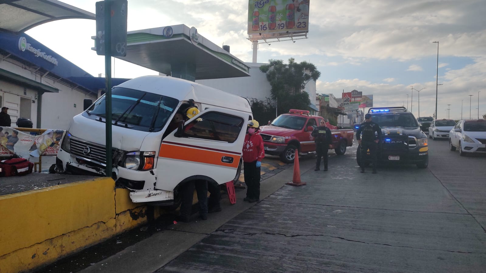 Chofer Pedo Estrella Combi Con Banqueta En El Libramiento Oriente De ...