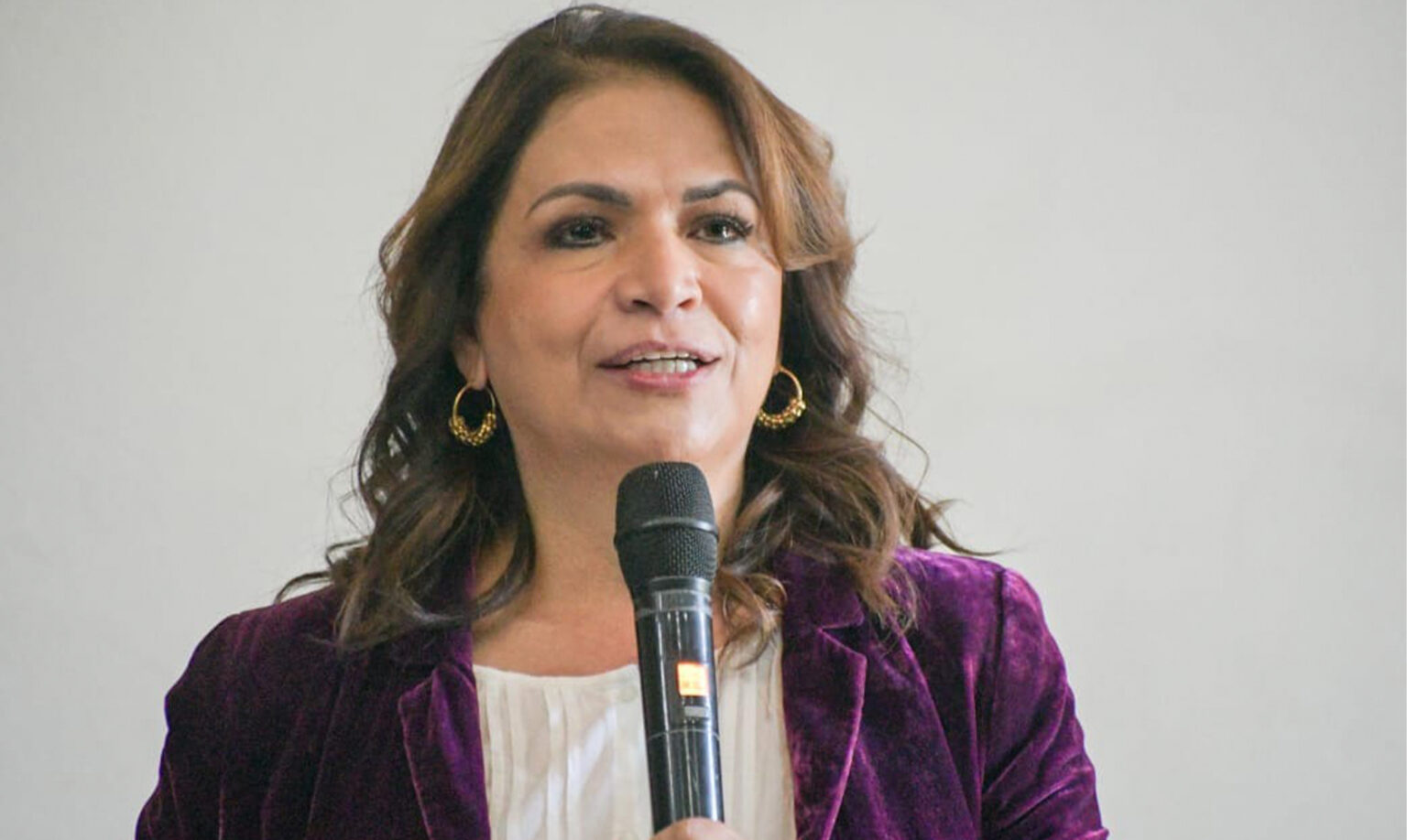 #Michoacán Celebra Fabiola Alanís Lanzamiento De Beca Gertrudis En ...